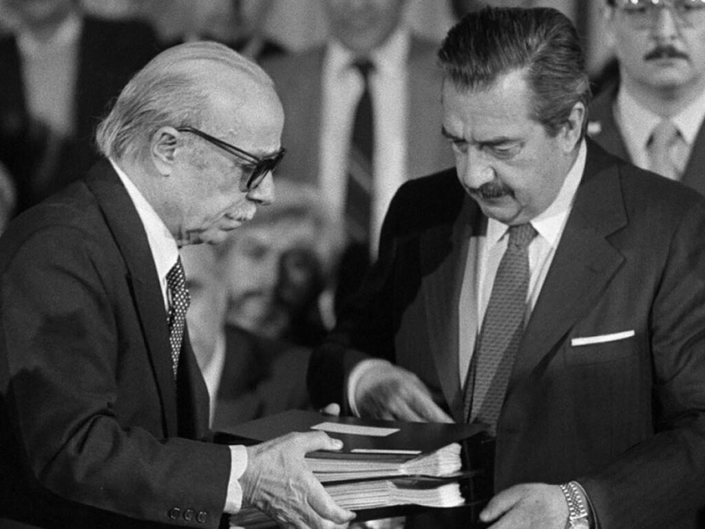 La Conadep Entrega Al Presidente Raúl Alfonsín El Informe De Los Actos Criminales De La 